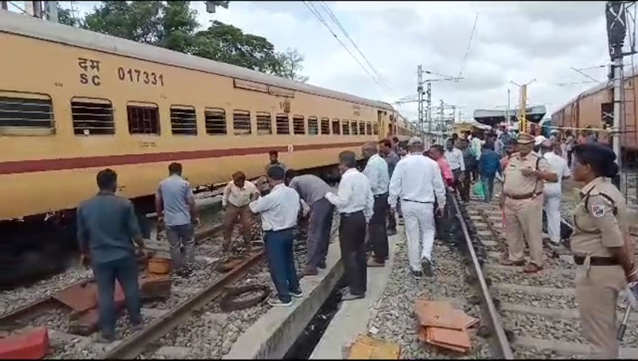 పట్టాలు తప్పిన పద్మావతి ఎక్స్‌ప్రెస్‌ | Padmavati Express derailed