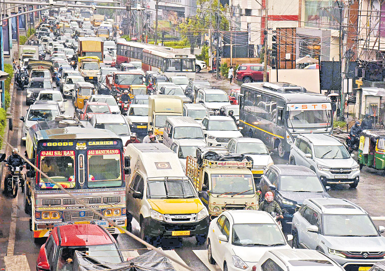 Traffic jam: 20 కిలోమీటర్లు.. రెండు గంటలు | Traffic jam