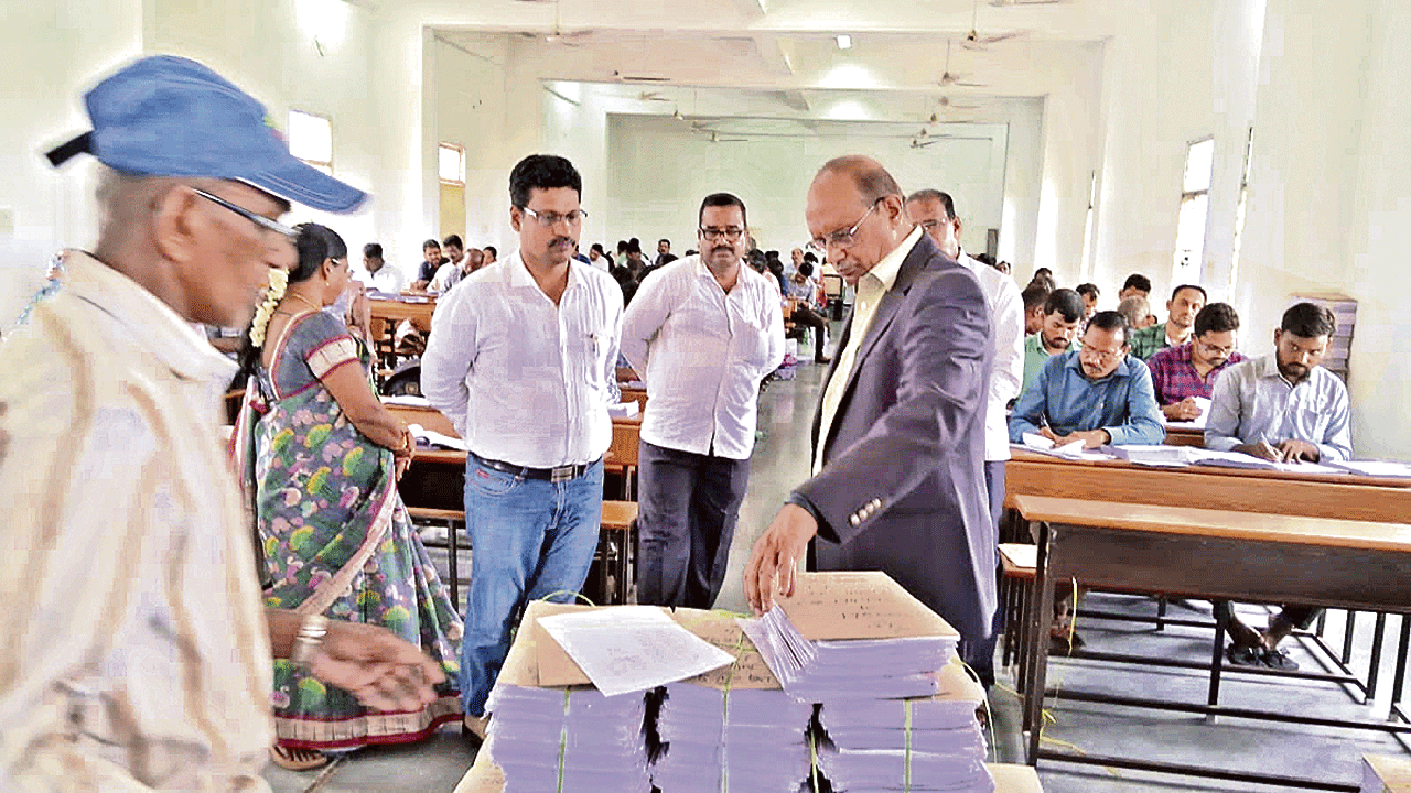 నిర్ణీత సమయానికి మూల్యాంకనం పూర్తి చేయాలి : వీసీ | Evaluation to be ...