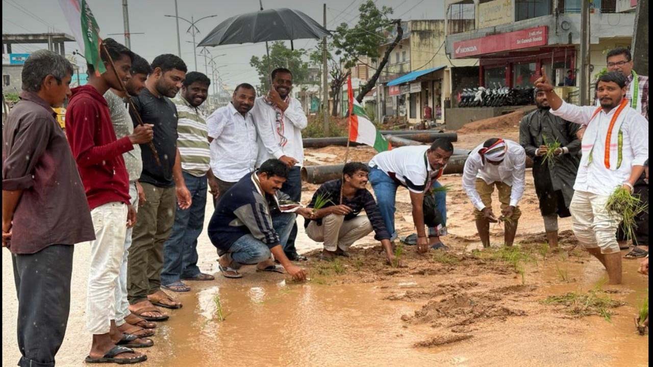 ఖానాపూర్‌లో నడి రోడ్డుపై వరినాట్లతో కాంగ్రెస్‌ నిరసన | Congress protest ...