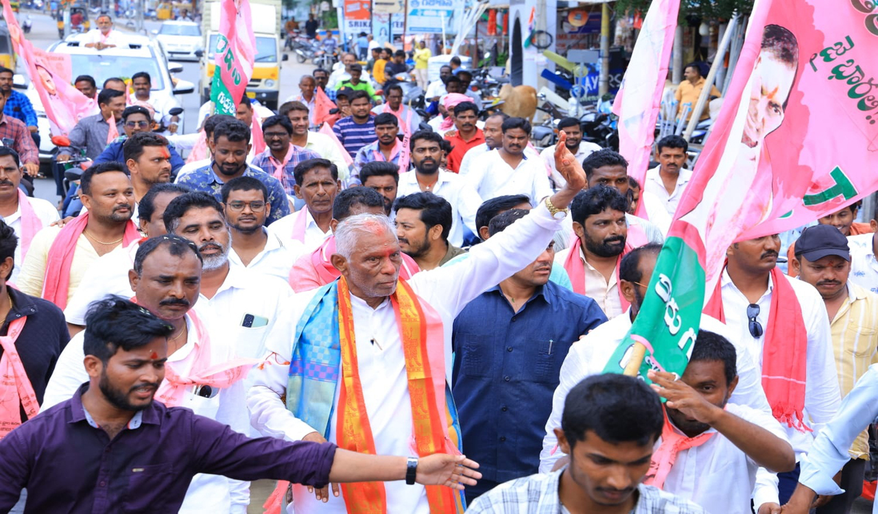 ఎమ్మెల్యే దివాకర్‌రావుకు ఘన స్వాగతం | A warm welcome to MLA Diwakar Rao