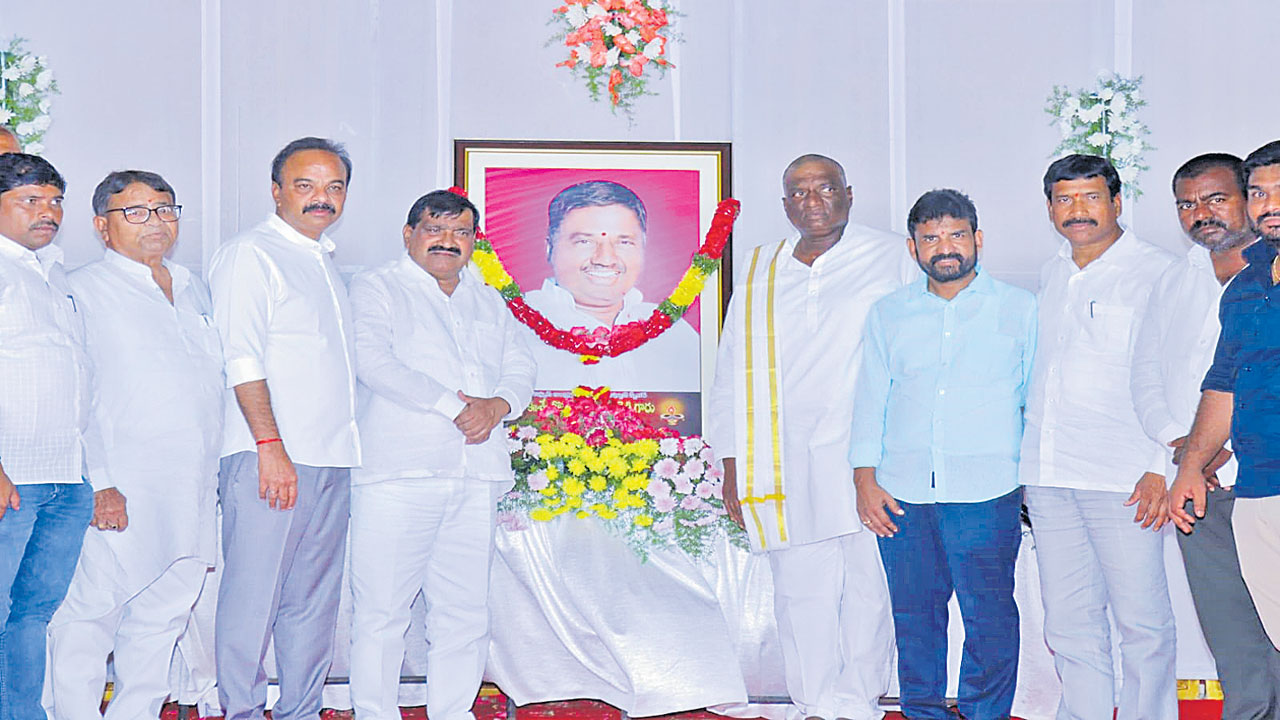 హరీశ్వరుడికి నేతల నివాళి | Leaders Tribute to Harishwar