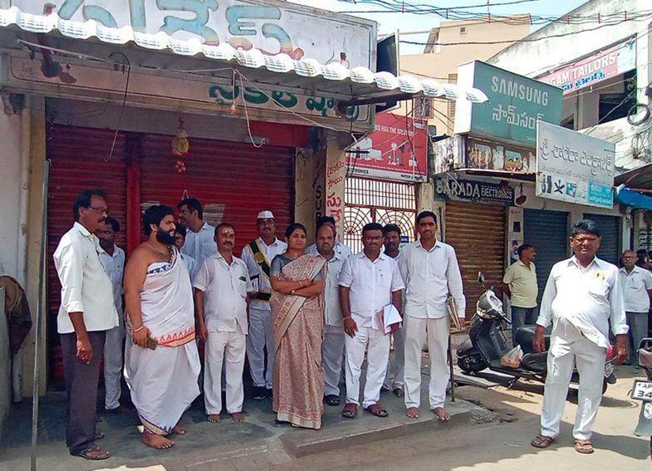 లీజు నిబంధనల ఉల్లంఘన.. దుకాణాల సీజ్‌ | Violation of lease terms ...