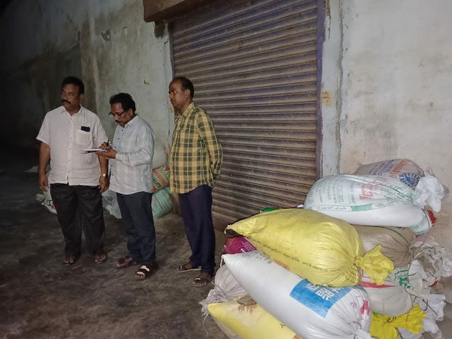 కాసులు కురిపిస్తున్న రేషన్‌ బియ్యం | kasulu kuripistunna retion rice