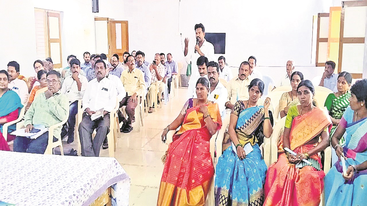 పంచాయతీ అభివృద్ధి కోసం నా భార్య తాళిబొట్టు కుదువపెట్టా | My wife ...