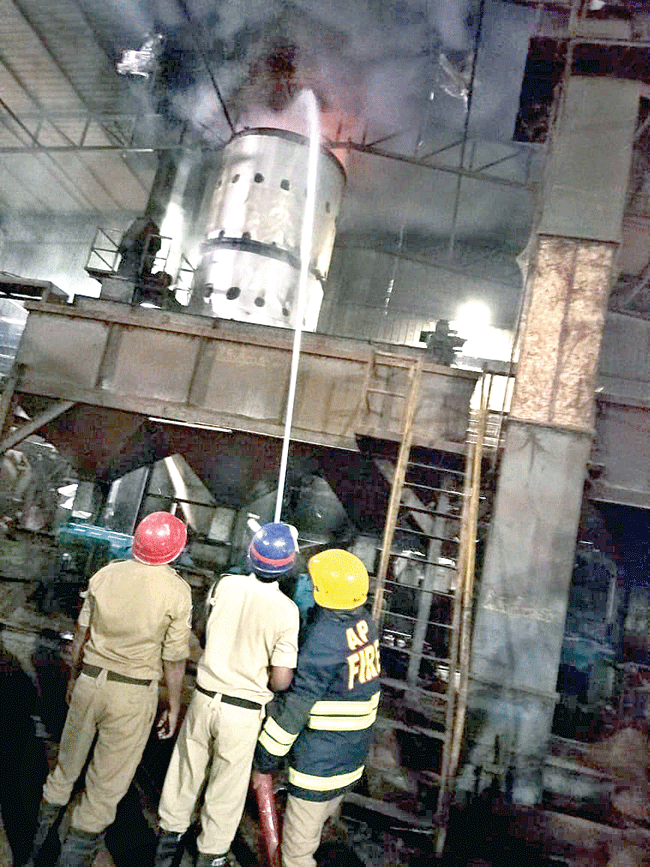 పామాయిల్‌ మిల్లులో అగ్నిప్రమాదం | Fire in palm oil mill