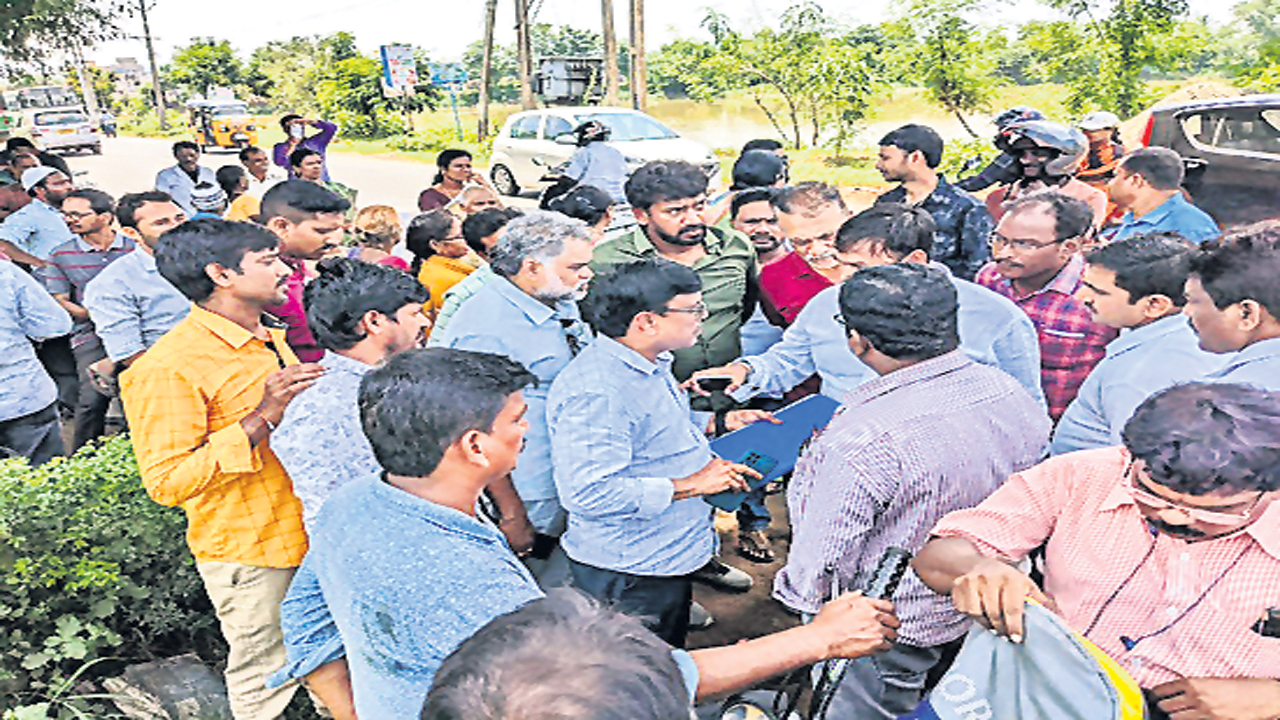 సరిపల్లిలో రహదారి సర్వే పనులు అడ్డగింత | Road survey work in Saripalli ...