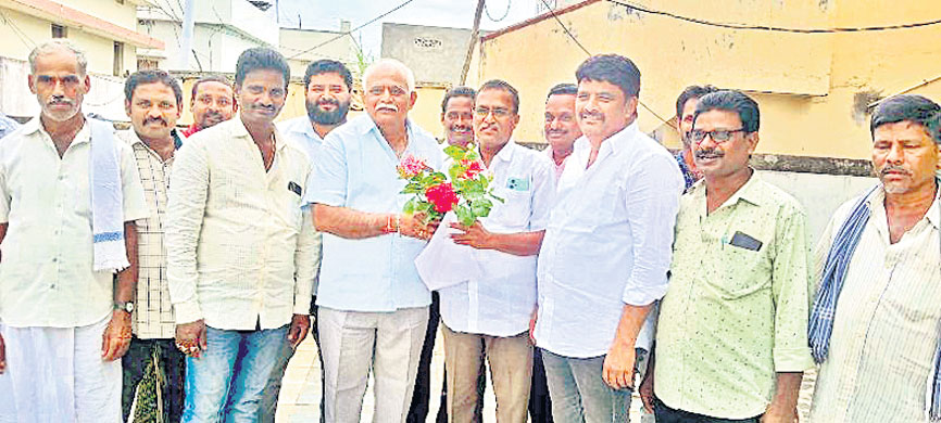 టీడీపీ, వైసీపీలకు చెరో వార్డు | Chero ward for TDP and YCP