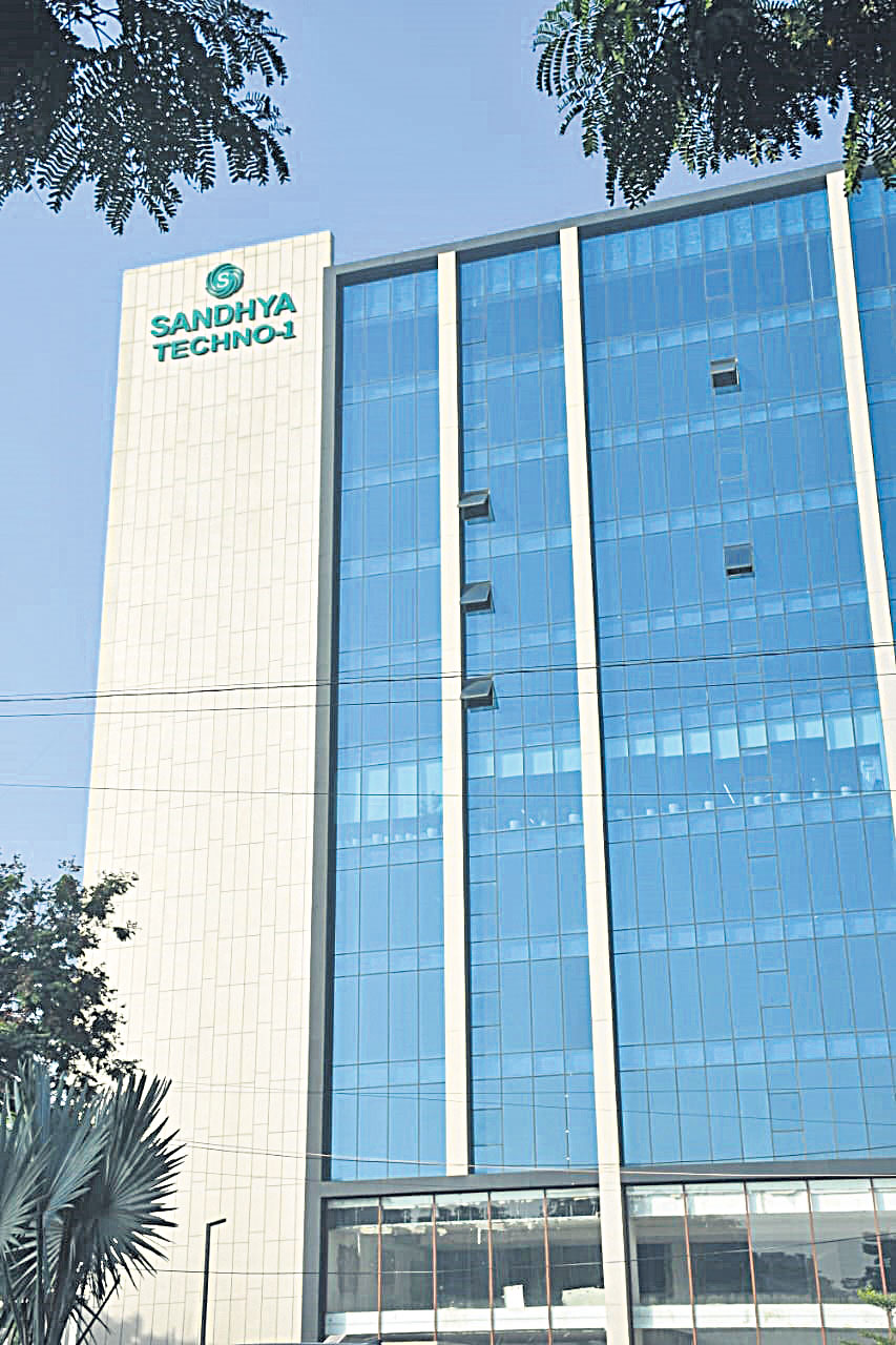 Occupy the Building : మెయింటెనెన్స్‌కు వచ్చి బిల్డింగ్‌ కబ్జా! | Come ...