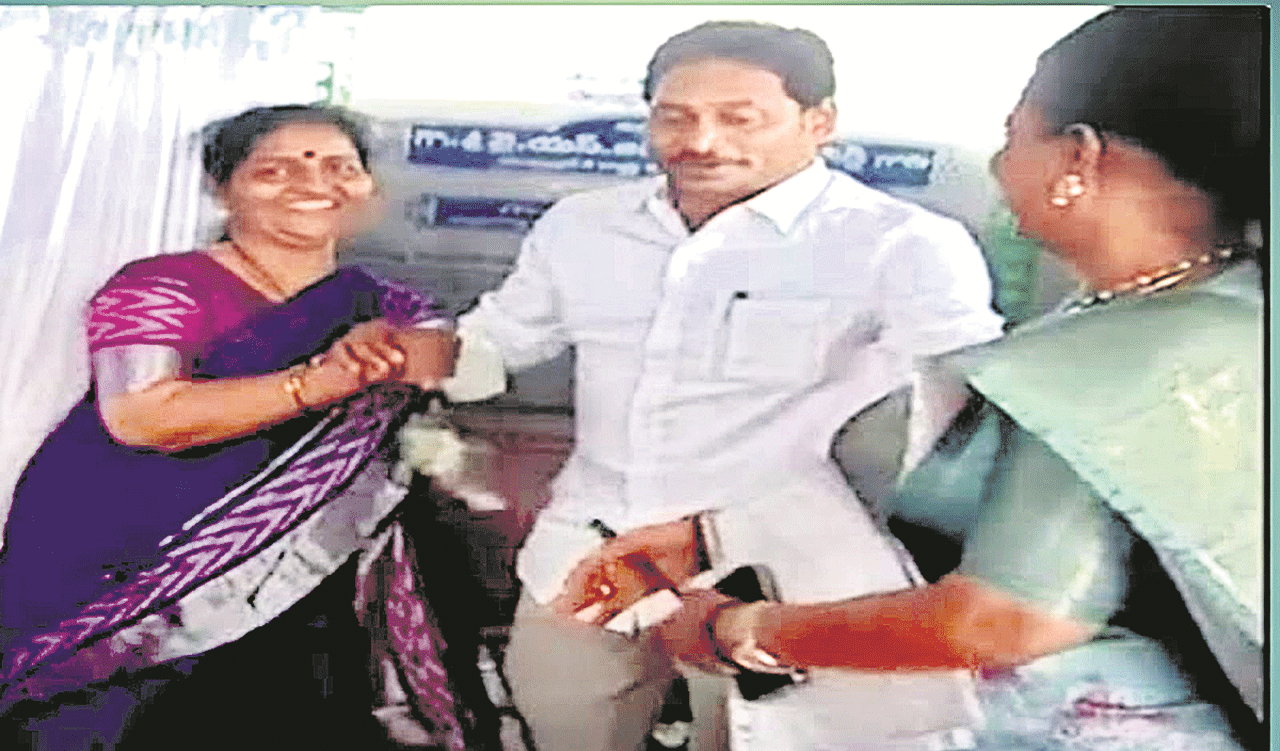 సీఎం చేతులు కలిపినా.. స్పందించని మంత్రి రోజా, కేజే శాంతి | Even if the ...