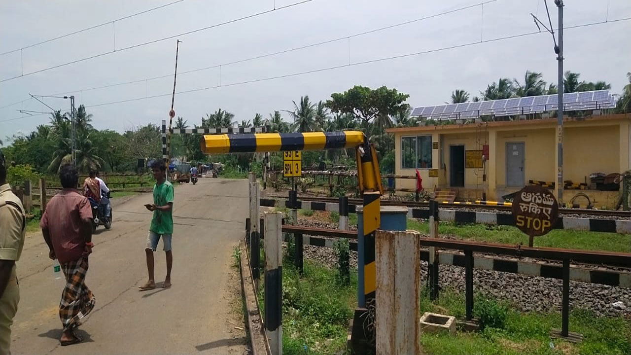 రైలు గేటును ఢీకొట్టిన వ్యాను | Van collide Rail gate