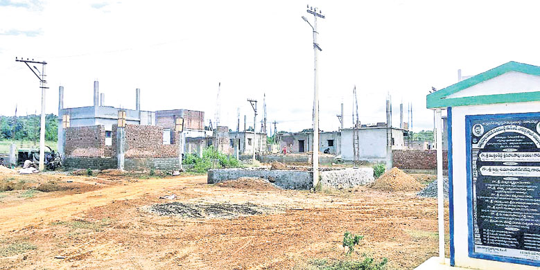 పడకేసిన పక్కా ఇళ్లు! | Fallen houses!