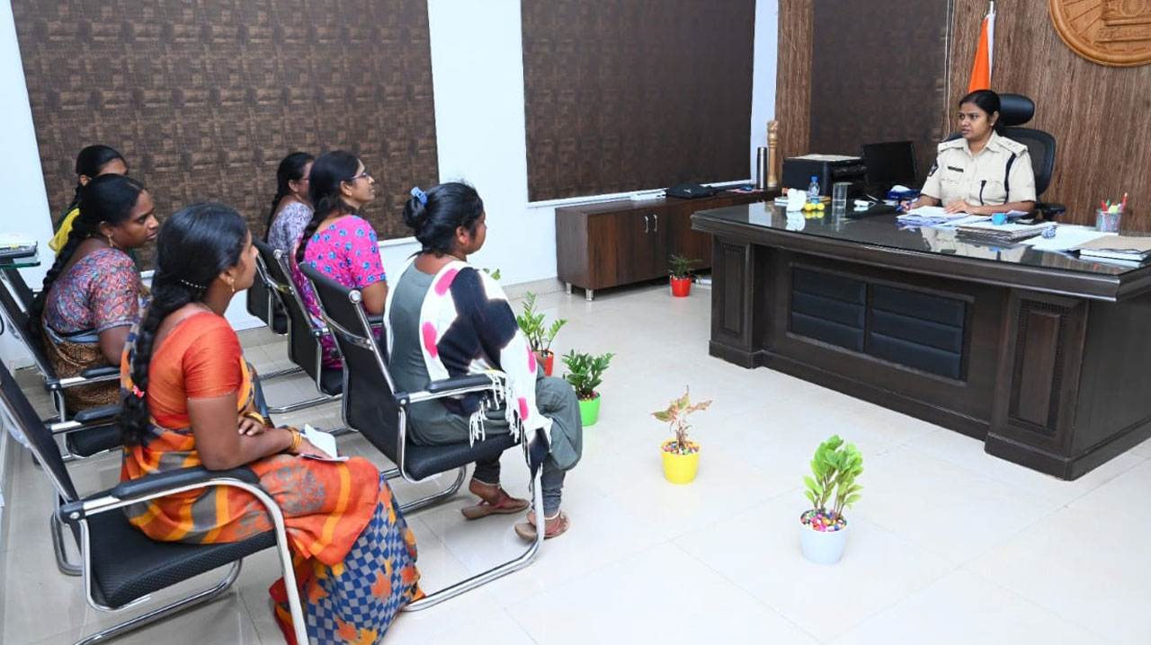 లోన్‌ యాప్‌లపై ఆకర్షితులు కావొద్దు | police grievance at eluru sp office