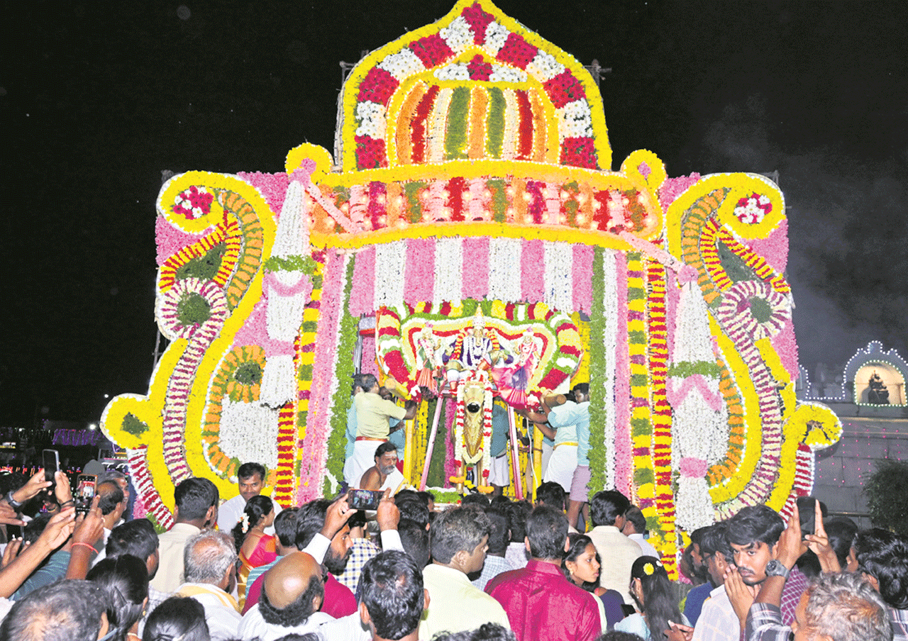 చిలుక, వృషభ వాహనాలపై గణనాథుడి విహారం | Ganasatha Vihara on Chiruka and ...