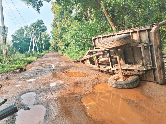 దేవరాపల్లి రోడ్డులో ట్రాక్టర్‌ బోల్తా | Tractor overturned on ...
