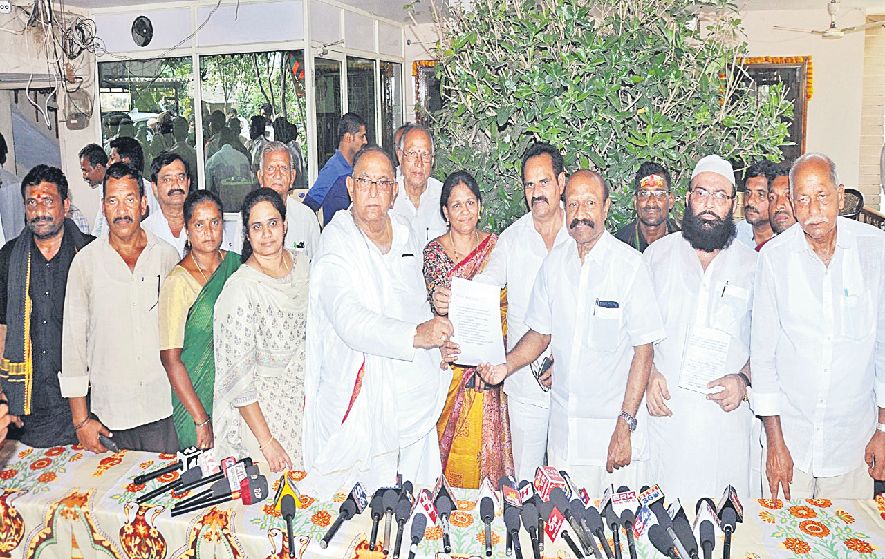 కోదాడలో బీఆర్‌ఎస్‌ నేతల రాజీనామా | Resignation of BRS leaders in Kodada