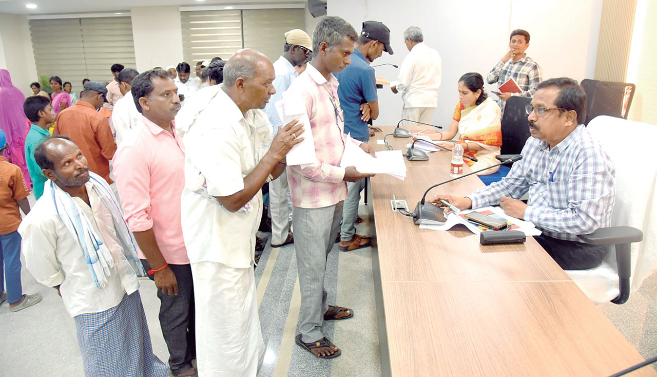 ప్రజావాణి కార్యక్రమానికి ప్రాధాన్యం ఇవ్వాలి | Prajavani program should ...