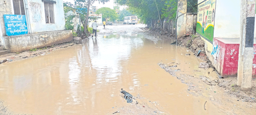 అధ్వానం.. చీరాల ఆర్టీసీ బస్టాండ్‌ | Adhwanam.. Chirala RTC Bus Stand