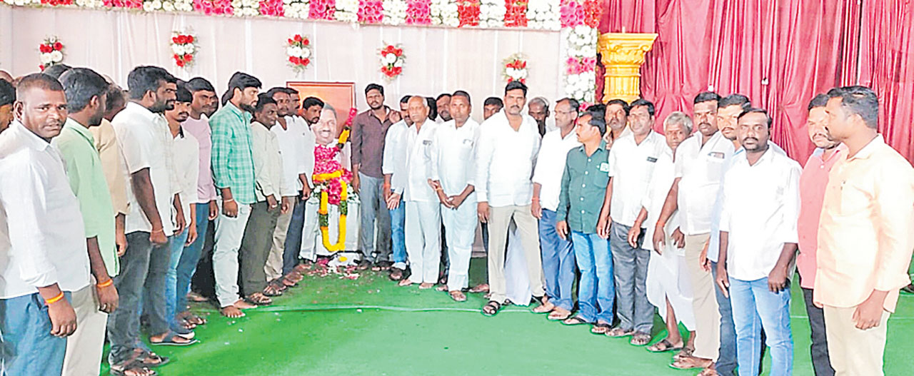 మాజీ డిప్యూటీ స్పీకర్‌ హరీశ్వర్‌రెడ్డి ద్వాదశ దినకర్మలో పాల్గొన్న బీఆర్ ...