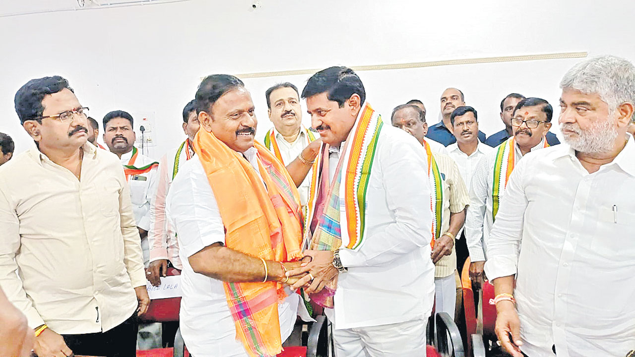 కాంగ్రెస్‌ గూటికి డీసీసీబీ చైర్మన్‌ మనోహర్‌రెడ్డి | Manohar Reddy is ...