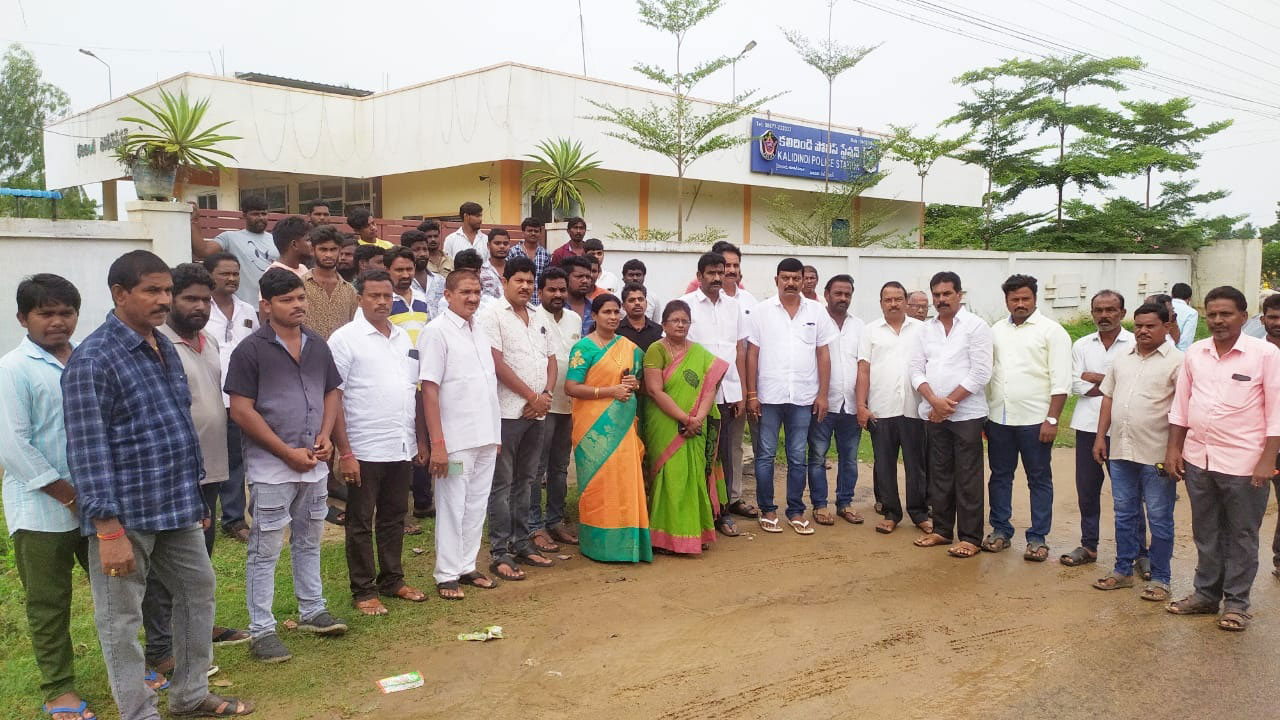కలిదిండి పోలీస్‌ స్టేషన్‌ వద్ద టెన్షన్‌ | High tension at Kalidindi ...