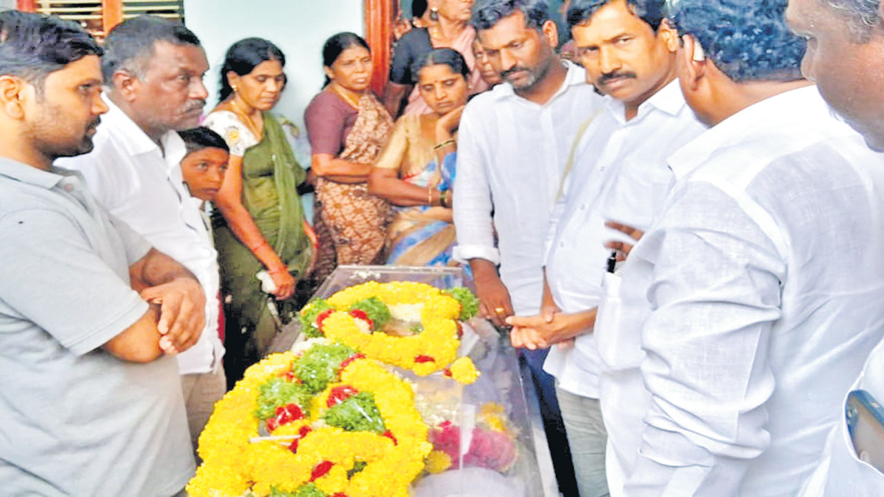 కాంగ్రెస్‌ సీనియర్‌ నేత చెన్నారెడ్డి అంత్యక్రియల్లో పాల్గొన్న ...