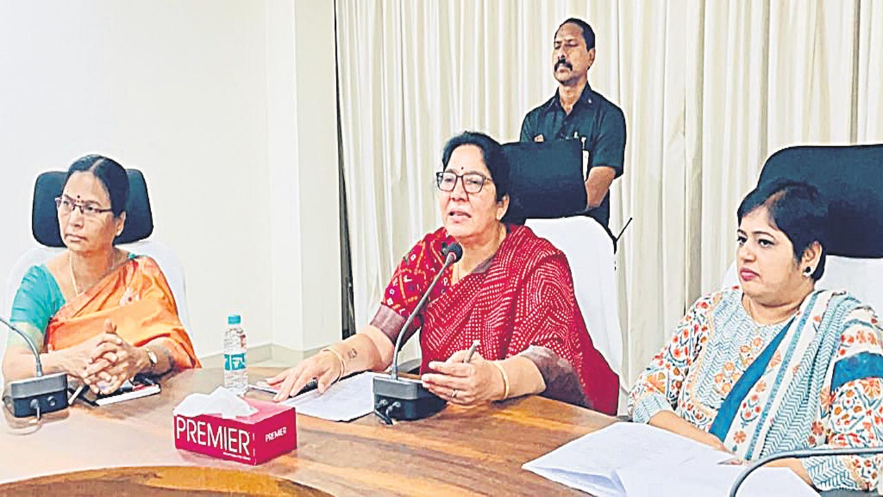 Satyavathi : క్రమబద్ధీకరణ కేంద్రం పరిధిలో | Minister for Women and ...