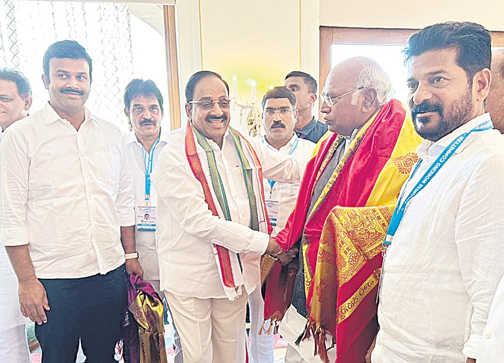 కాంగ్రెస్‌ సిక్సర్‌ | Congress meeting today in Thukkuguda of ...