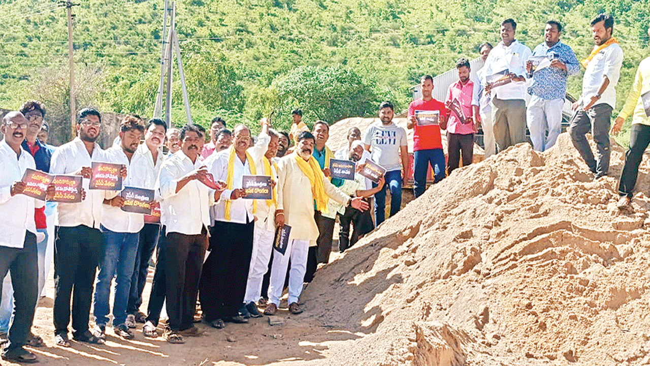 బందిపోటు దొంగలను మించిపోయారు | tdp leaders fired on minister buggana