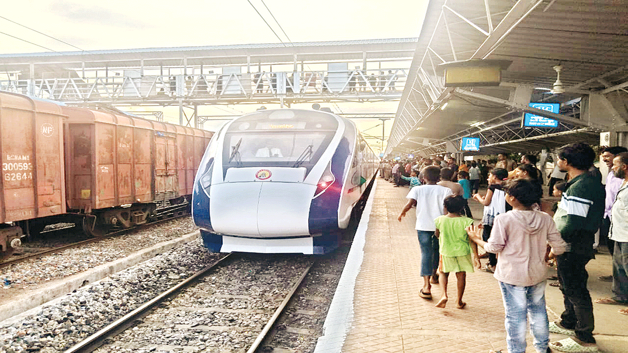 డోన్‌లో వందే భారత్‌ రైలు | Vande Bharat train in Dhone