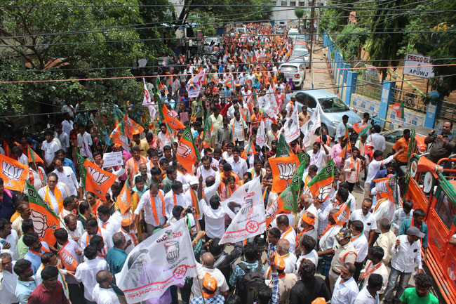 రాష్ట్ర ప్రభుత్వ తీరుపై కమలదళం ఆగ్రహం | state govt pai kamaladalam