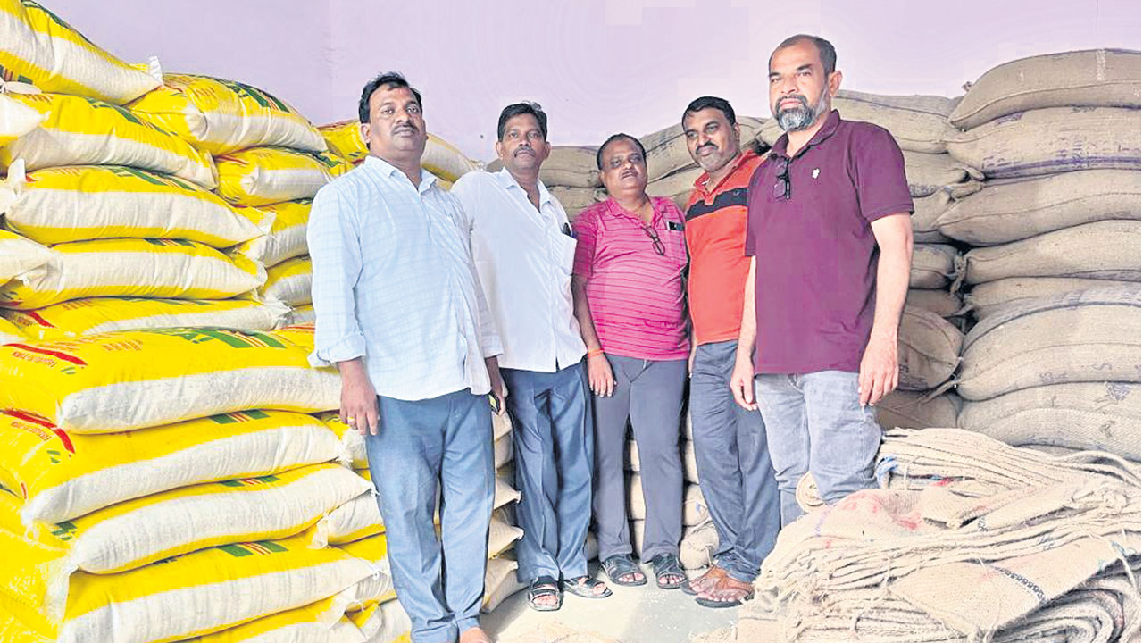 భారీగా రేషన్‌ బియ్యం పట్టివేత | Heavy ration rice Tracking