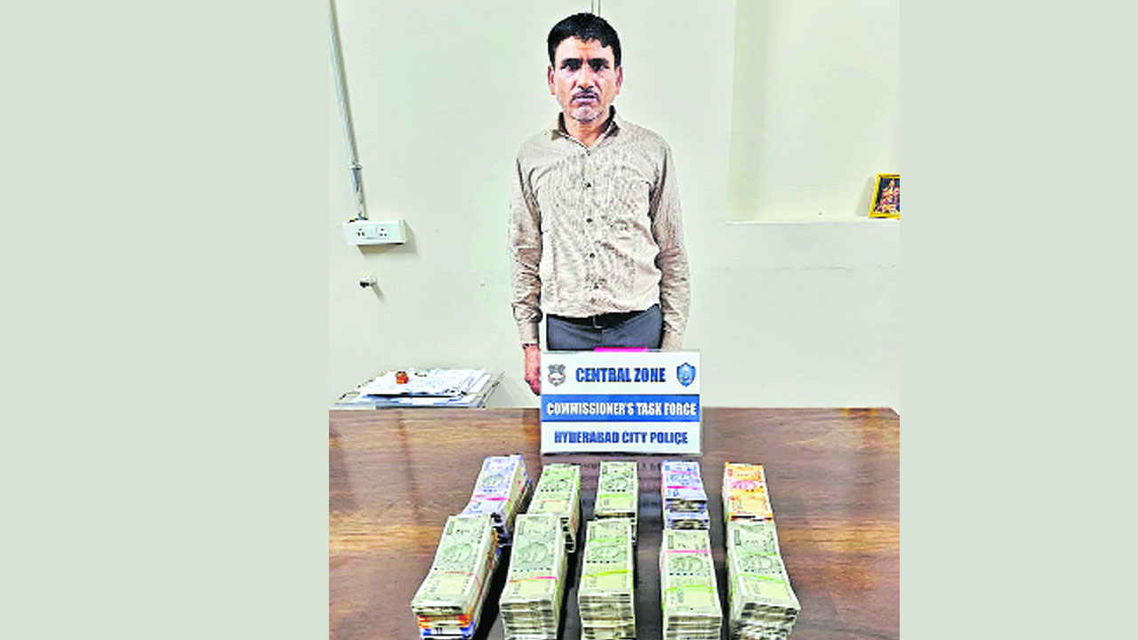 HYD: స్కూటీపై రూ.18 లక్షలు తరలింపు | HYD: Rs 18 lakh move on scooty ksv