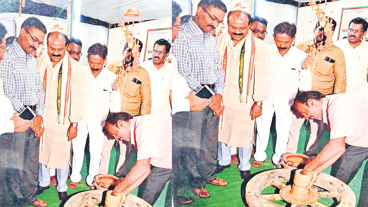 ఎర్రకోటకు ‘టెర్రకోట’ కళాకారులు | 'Terracotta' artists of Errakota