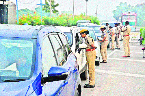 AP & TS Border : అడుగడుగునా ఆంక్షలు | Andhra and Telangana border