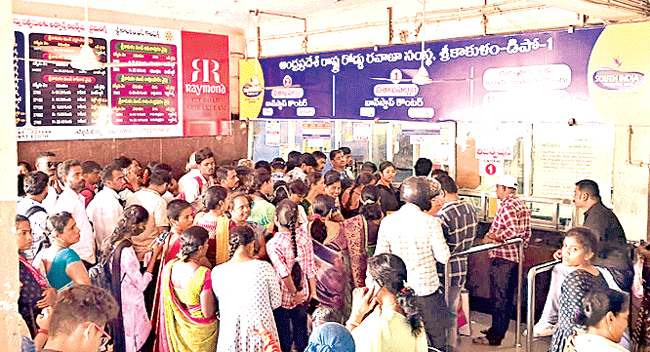 ఆర్టీసీ కాంప్లెక్స్‌లో ప్రయాణికుల రద్దీ | In RTC Complex Passenger traffic