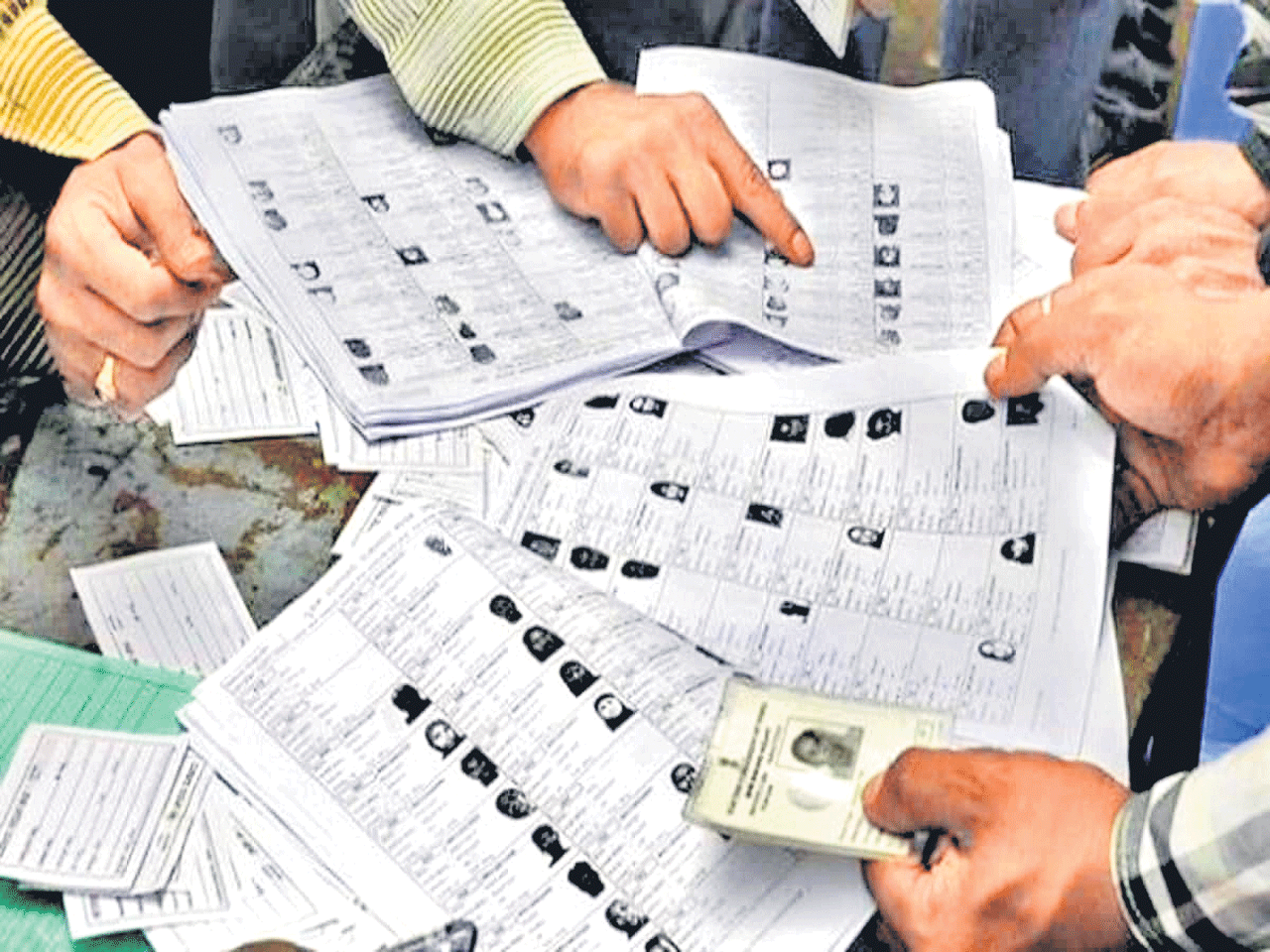 ఆరు రోజులు.. 1500 దరఖాస్తులు | from 7 fake