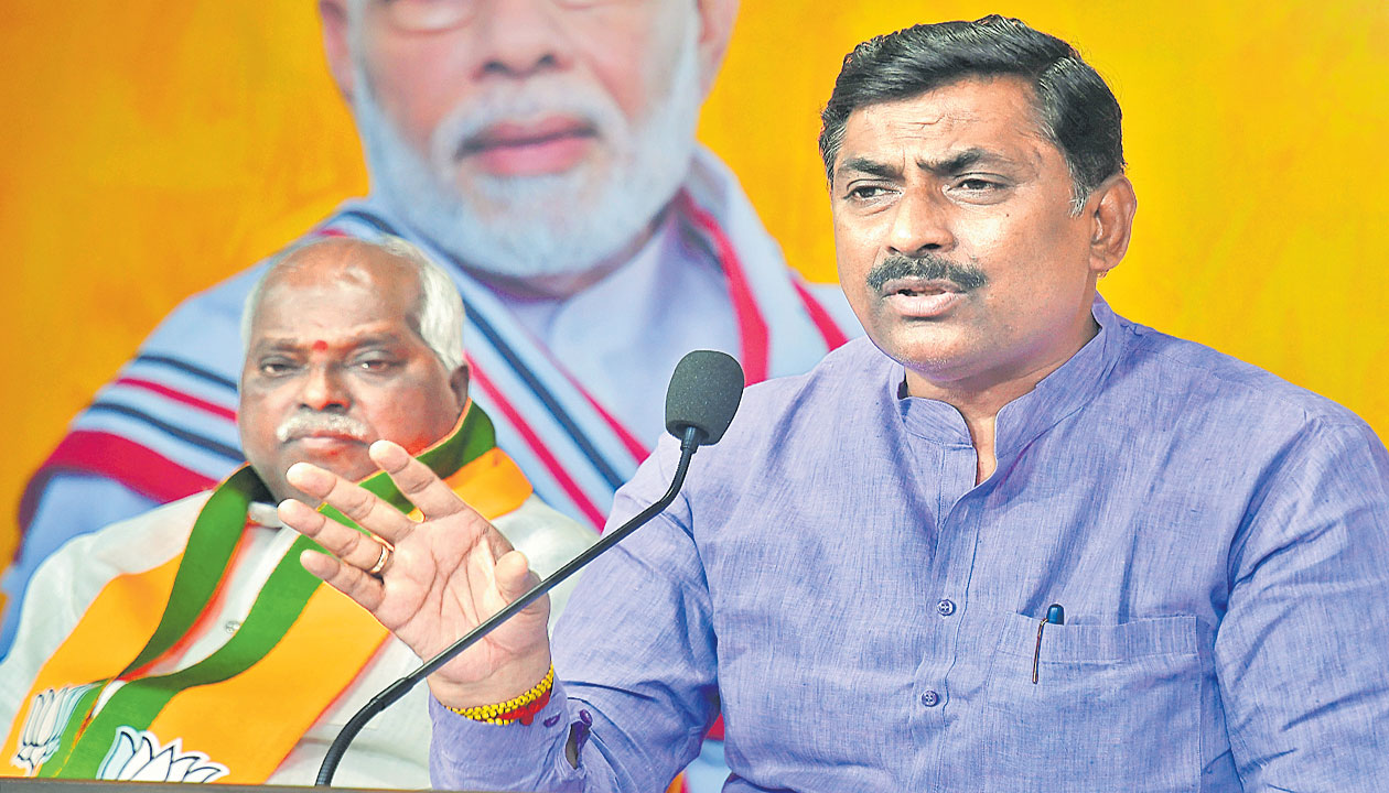 Muralidhar Rao : సీఎం రేసులో బండి సంజయ్‌ | Bandi Sanjay in the CM race