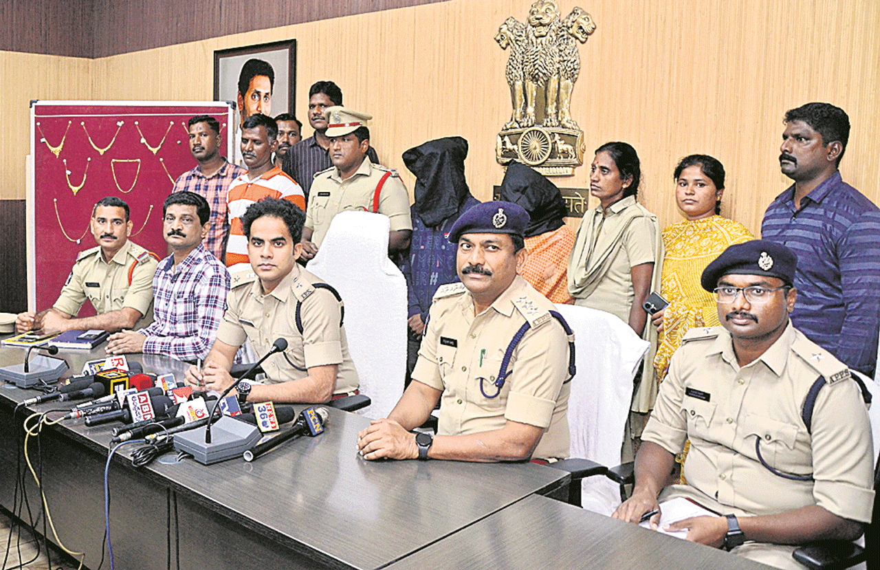 అంతర్రాష్ట్ర దొంగల ముఠా అరెస్టు | Gang of Interstate thieves arrested