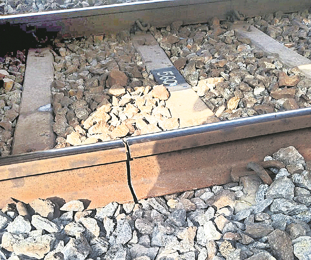 విరిగిన రైలుపట్టా A Broken Rail Track