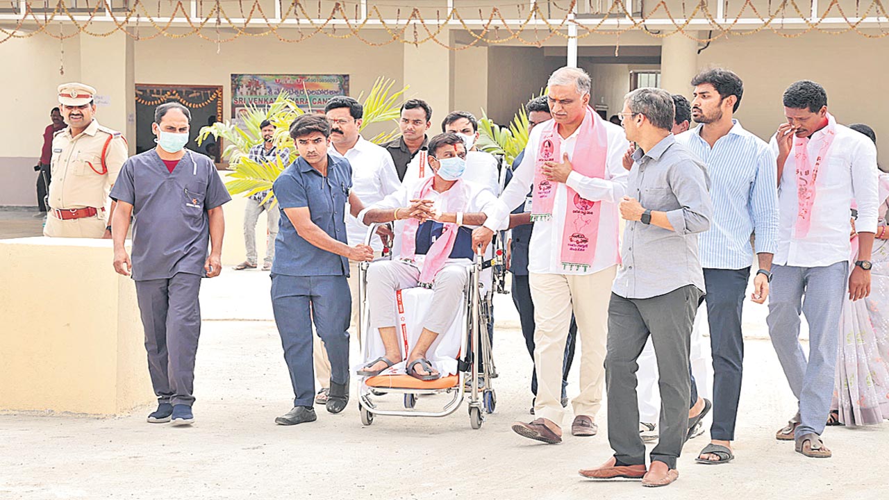 అంబులెన్స్‌లో వచ్చి నామినేషన్‌ వేసిన ప్రభాకర్‌రెడ్డి | Prabhakar Reddy ...