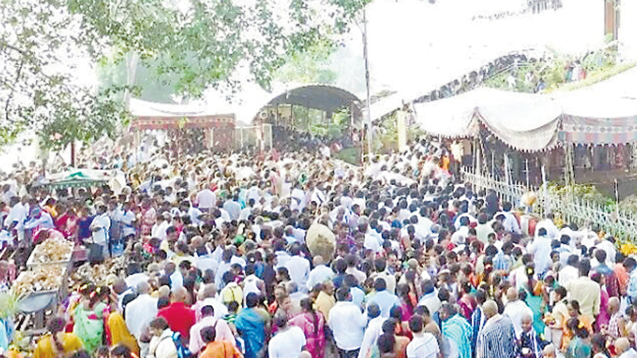 సందడే.. సందడి! | tourism annavaram pitapuram samalkota temples
