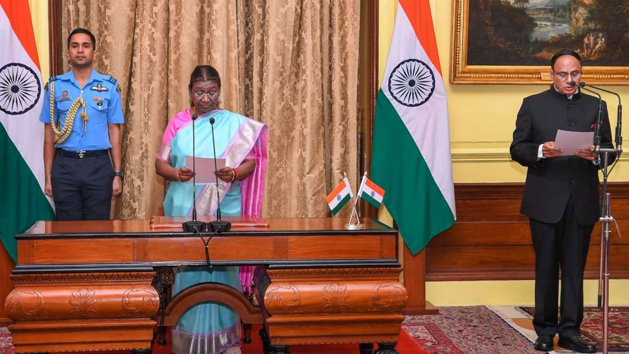 Heeralal Samariya: సీఐసీగా హీరాలాల్ ప్రమాణస్వీకారం.. ఆ పదవిని చేపట్టిన ...