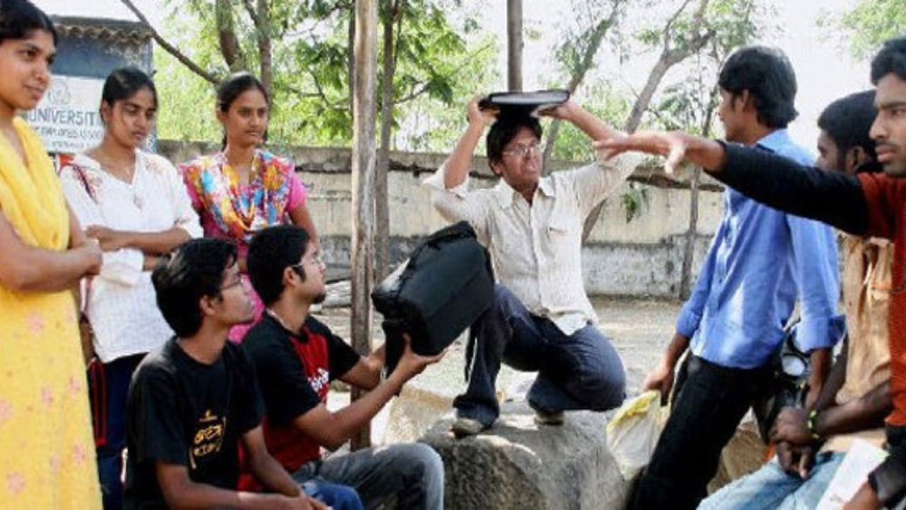 Raging: కోవైలో ర్యాగింగ్‌ భూతం.. నగ్నంగా చేసి, గుండుగీసి వీడియో ...