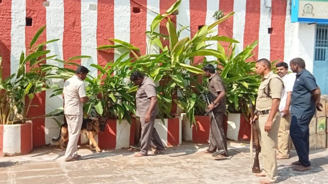 శ్రీవారి ఆలయంలో బాంబ్‌, డాగ్‌ స్క్వాడ్‌ తనిఖీలు | bomb squad checking ...