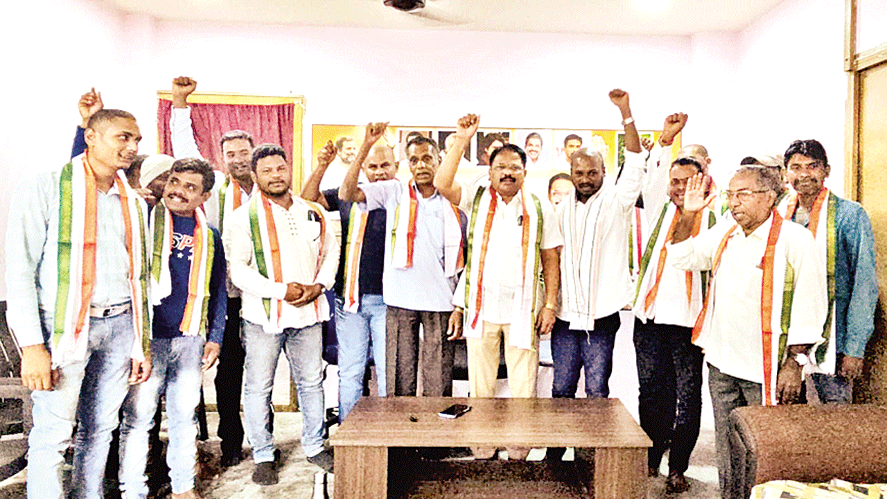 ఇచ్ఛాపురం వైసీపీ నేతలు కాంగ్రెస్‌లో చేరిక | Ichhapuram YCP leaders join ...