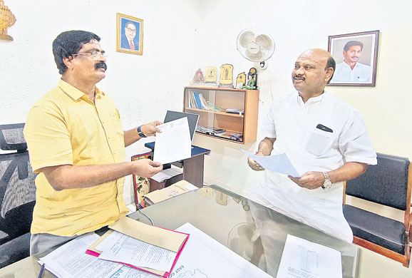 డబుల్‌ ఓట్లపై ఆర్డీవోకు ఫిర్యాదు | Complaint to RDO about double votes