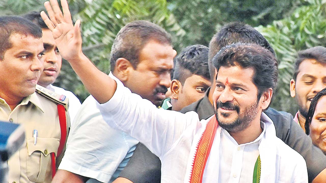 T-CM Revanth Reddy : రేవంత్‌కే పట్టం! | Revanth Reddy Taking oath as T-CM