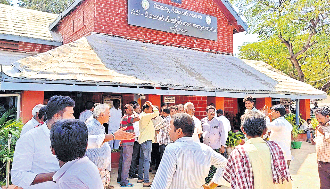 రాజీవ్‌ కాలనీలో డీకేటీ పట్టాల దందా.. | DKT Pattala Danda in Rajiv Colony..