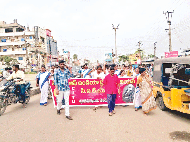 ఎస్‌.కోటలో ఆశా కార్యకర్తల ర్యాలీ | Rally of Asha activists in S. Kota